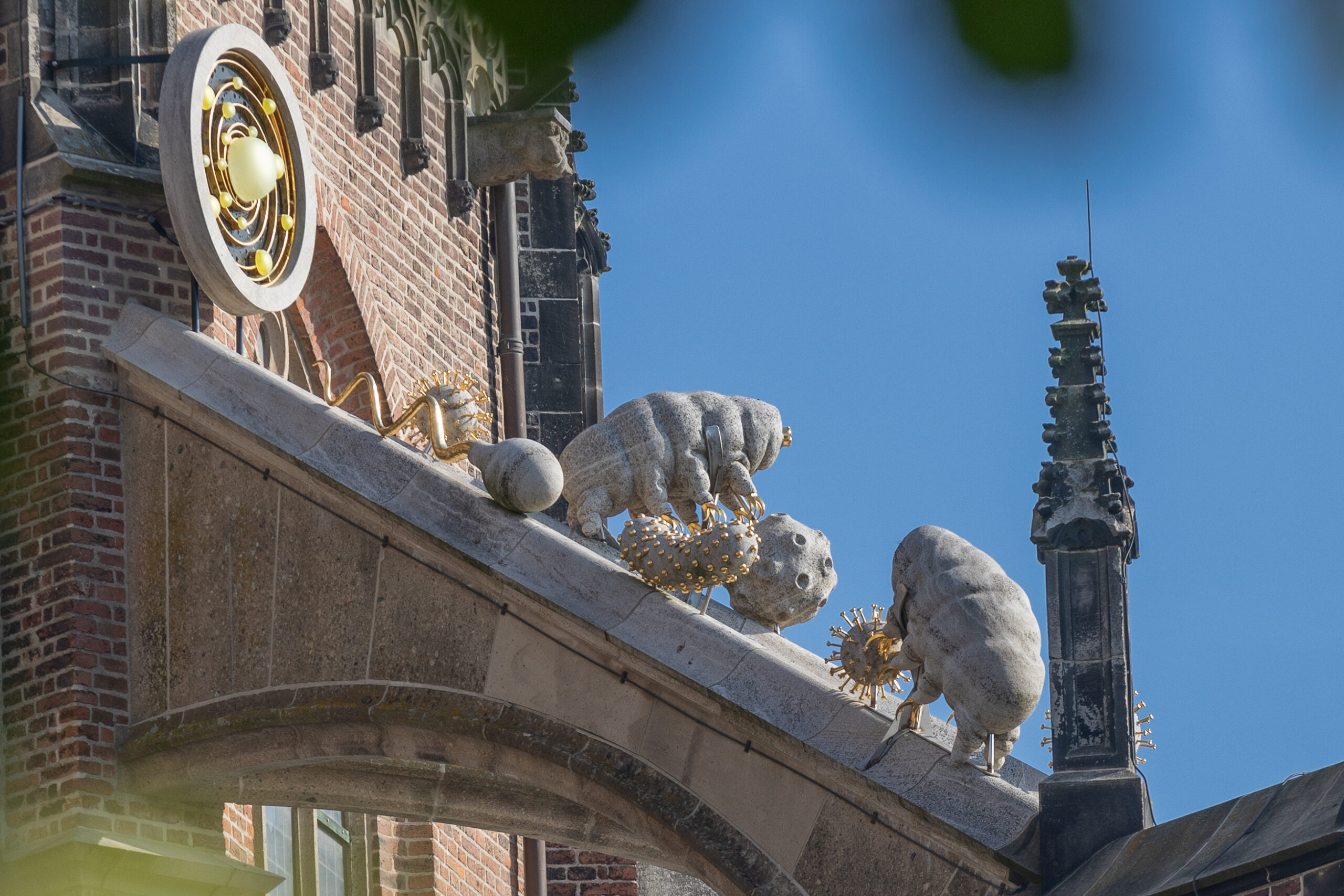 Beelden op de Eusebiuskerk in Arnhem